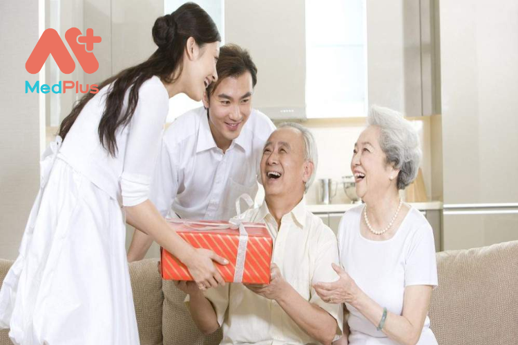 Mua bảo hiểm nhân thọ cho bố mẹ: Món quà thiết thực [2022]